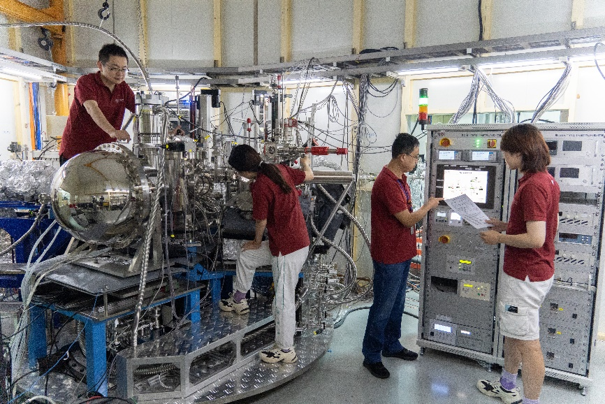 Novel electronic structures of magic-angle twisted trilayer graphene ...