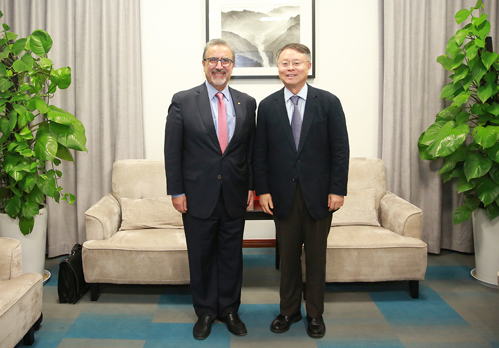 University of Waterloo President Visits ShanghaiTech